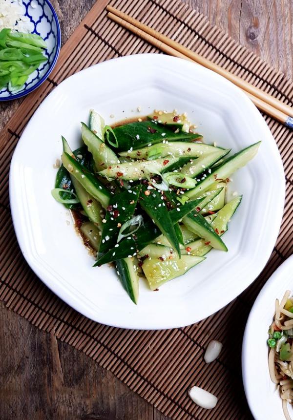 Chinese gekneusde komkommers met knoflook en sesamolie | Gewoon een ...